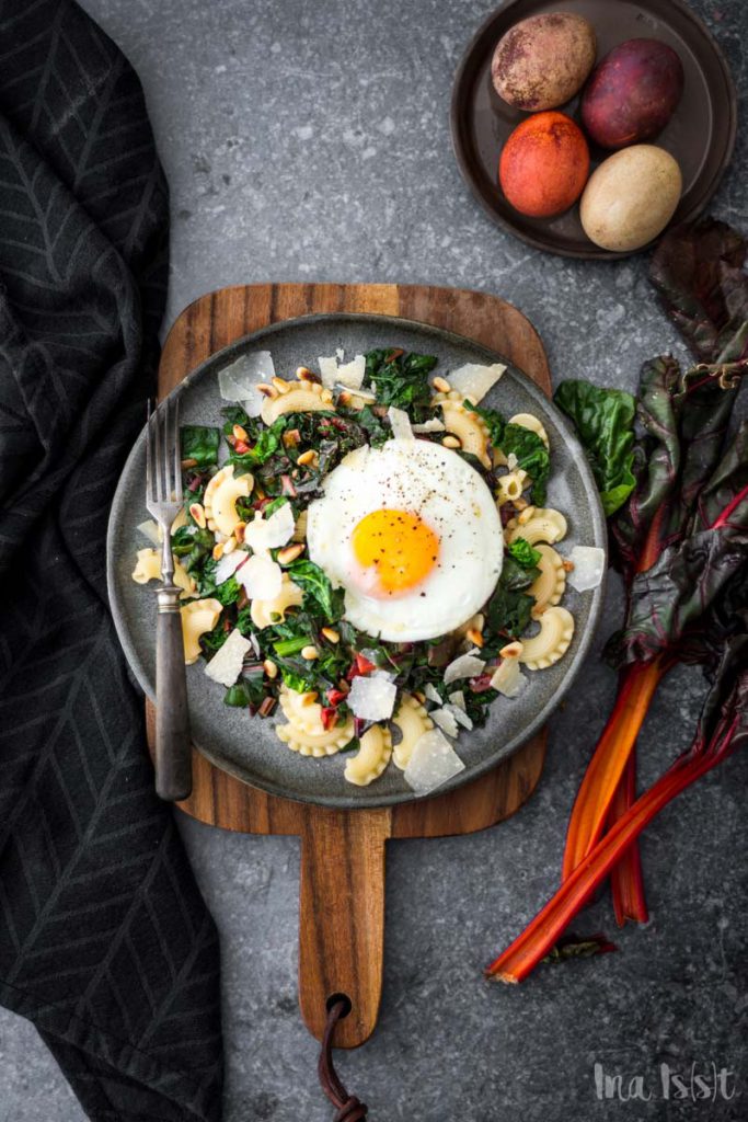 Einfache Mangold Pasta mit Parmesan & Spiegelei - Ina Isst