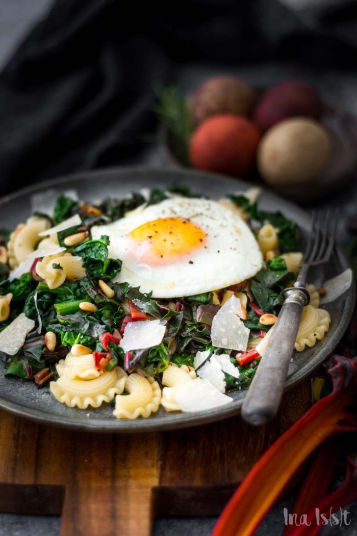 Einfache Mangold Pasta mit Parmesan & Spiegelei - Ina Isst