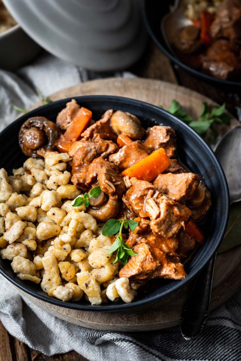 Französisches Kalbsragout mit Nussspätzle - Ina Isst