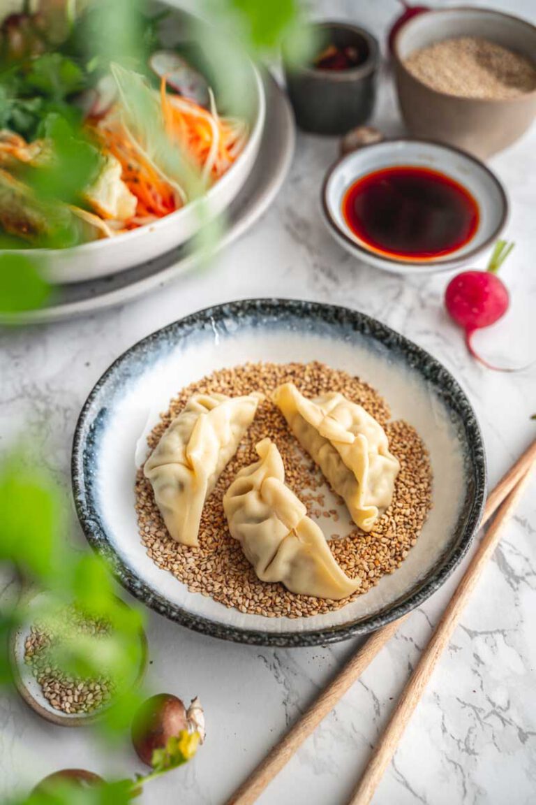 Einfache Gyoza Bowl mit frischem Gemüse - Ina Isst