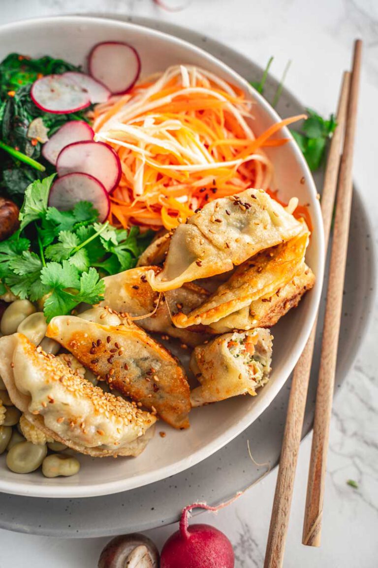Einfache Gyoza Bowl mit frischem Gemüse - Ina Isst