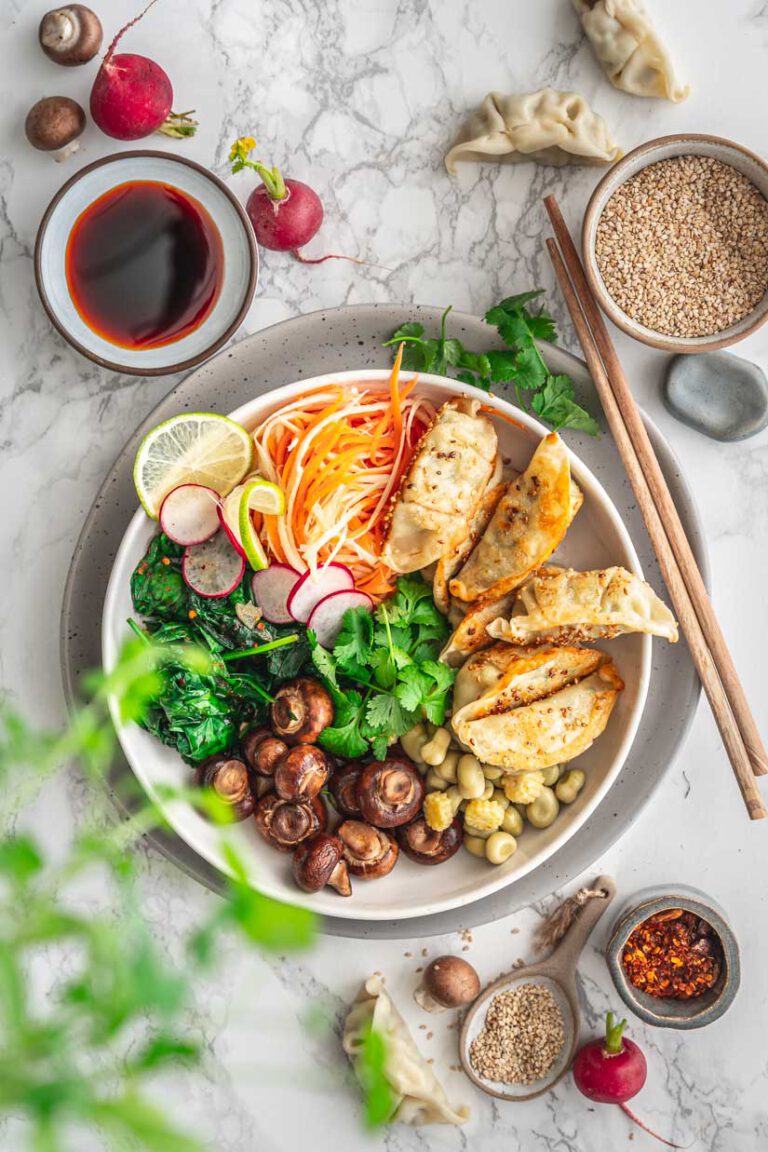 Einfache Gyoza Bowl mit frischem Gemüse - Ina Isst