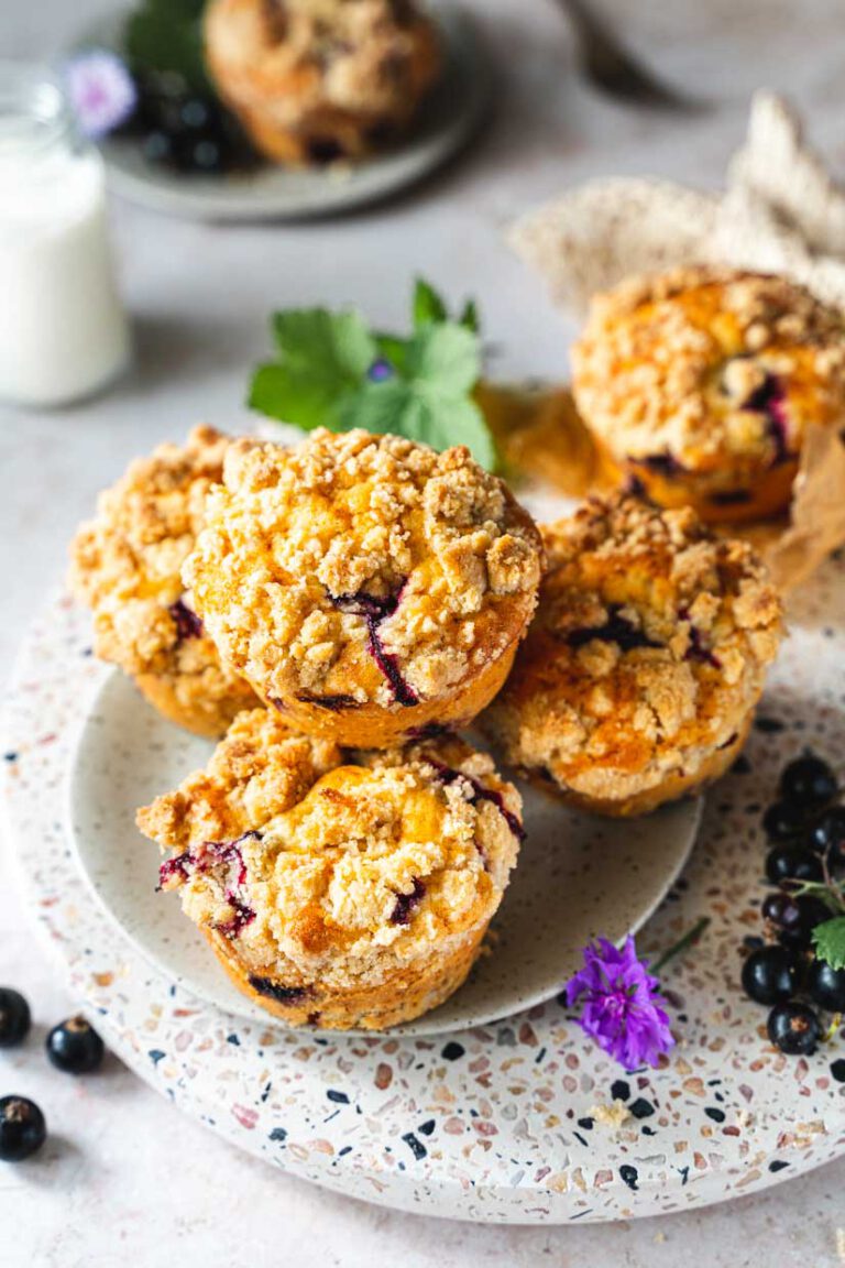 Jostabeeren Muffins mit Kefir und Streuseln - Ina Isst