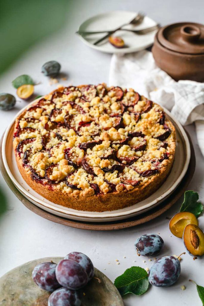 Zwetschgenkuchen mit Pudding und Streusel - Ina Isst